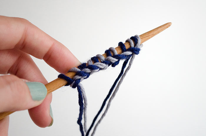 Wie man Maschen in zwei Farben anschlägt. | The Blog - DE