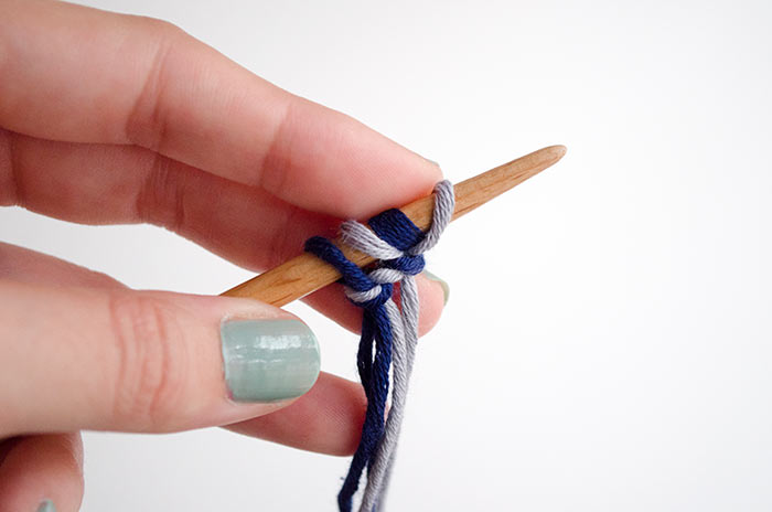 Wie man Maschen in zwei Farben anschlägt. | The Blog - DE