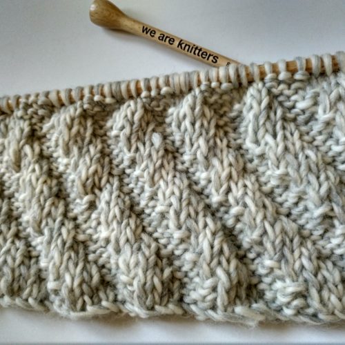 WIE MAN EINEN RAND MIT SPITZEN STRICKT